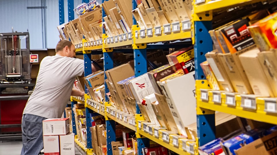 Order Picking Solutions for Retailers: Speeding Up Fulfillment with Carton Flow