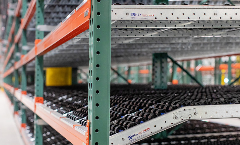Choosing Between Carton Flow Rollers and Wheel Beds